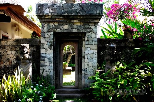 Desain Dan Ciri Khas Angkul Angkul Bali Modern 2025
